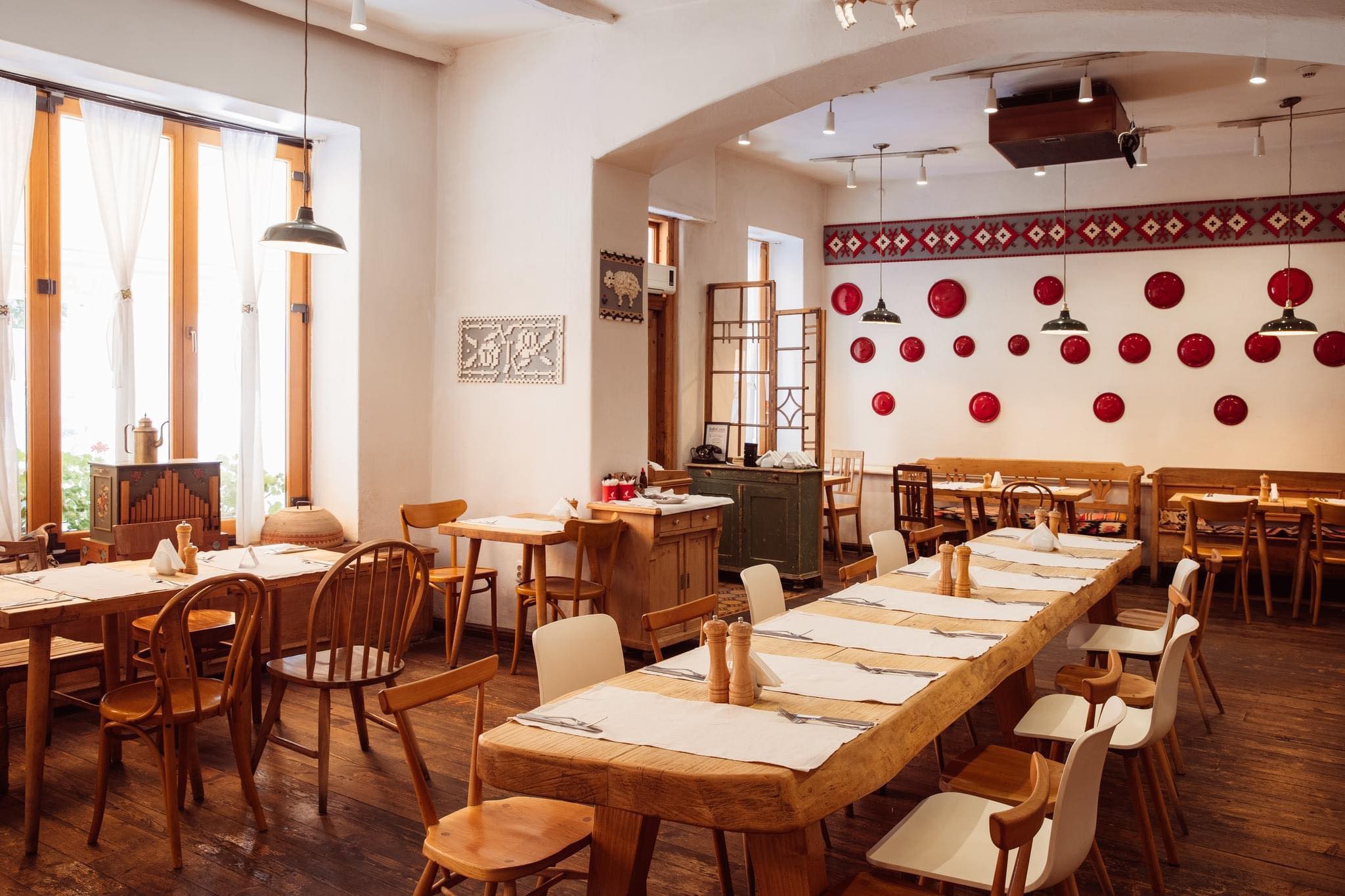 Lacrimi si Sfinti - Visit Bucharest